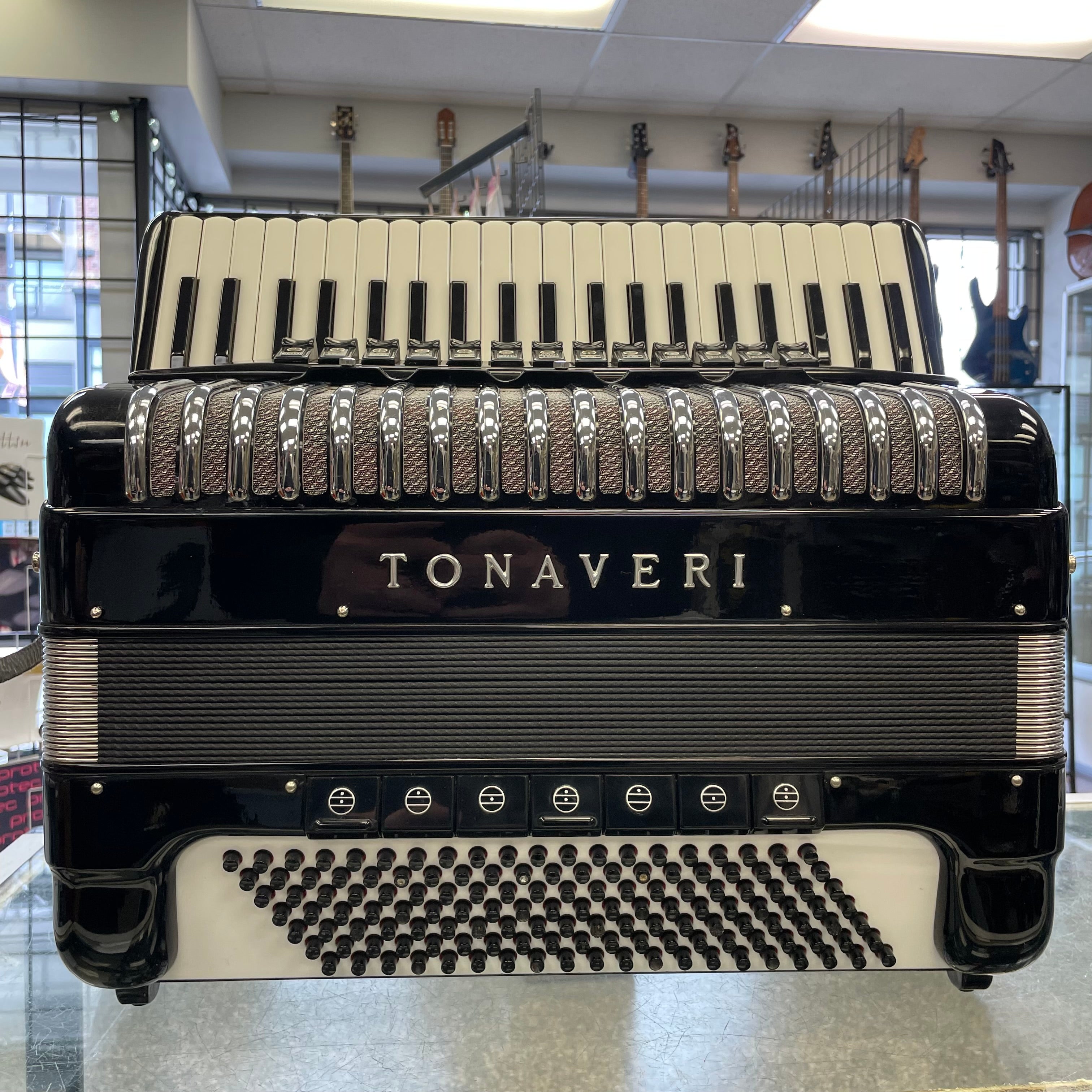 Pre-Owned Tonaveri Model 1000 Free Bass Accordion – Massullo Music